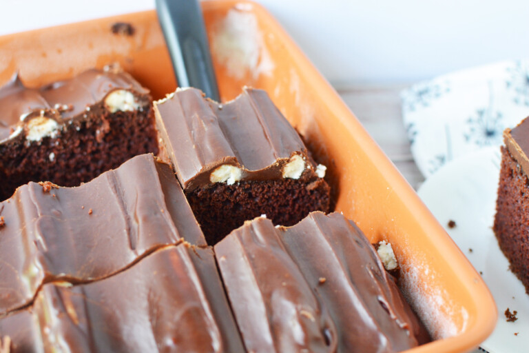 Easy Bumpy Cake Recipe - BubbaPie