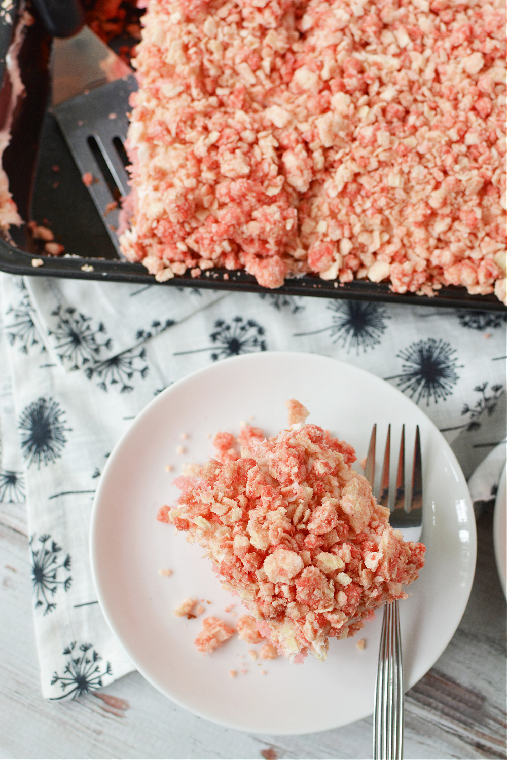 Easy Strawberry Crunch Cake - BubbaPie
