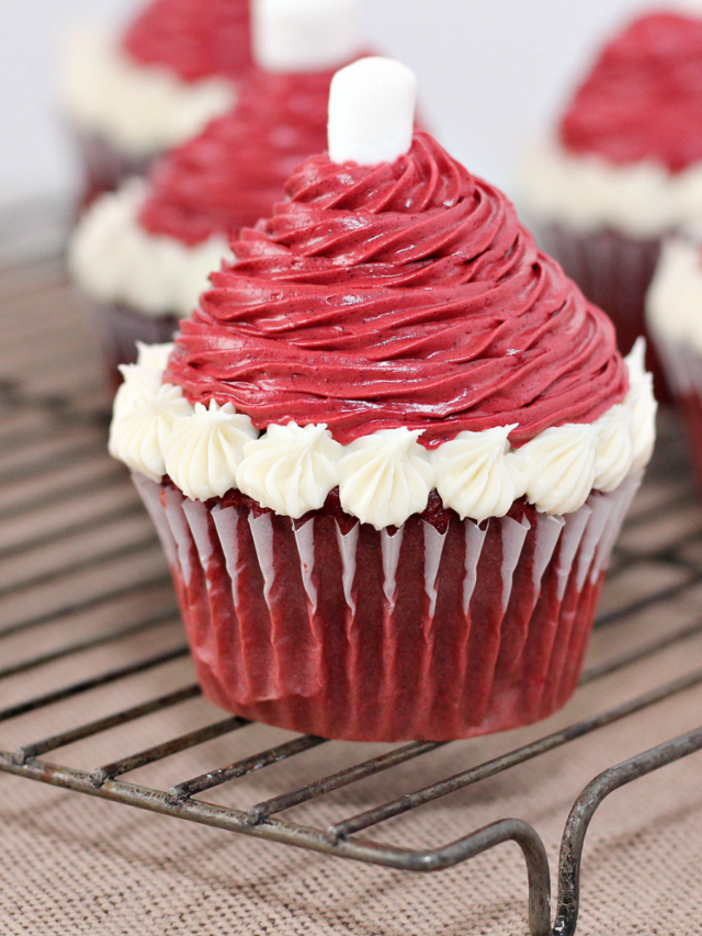 EASY SANTA HAT CUPCAKES - BubbaPie